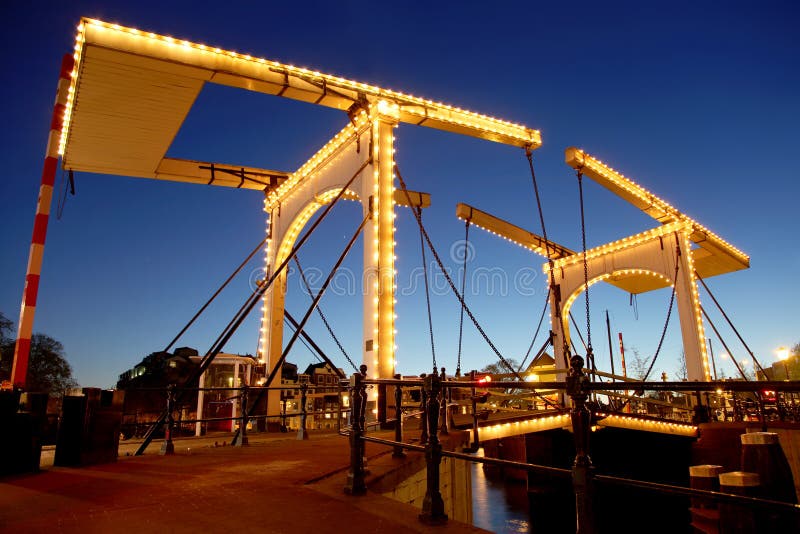 Amsterdam Med Bron I Aftonen Arkivfoto - Bild av nederländerna ...