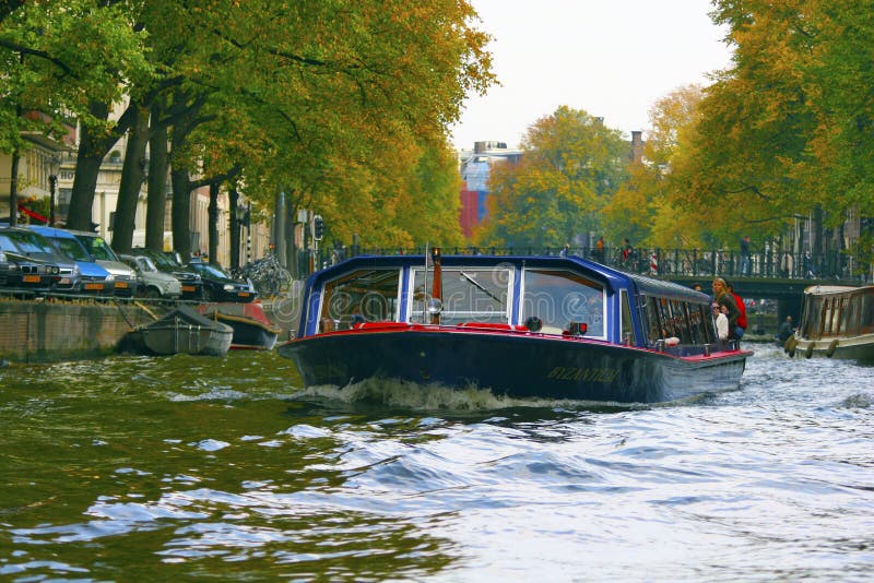 Amsterdam, Nederland - Onderzoek Stad Met Een Boot Redactionele Foto ...