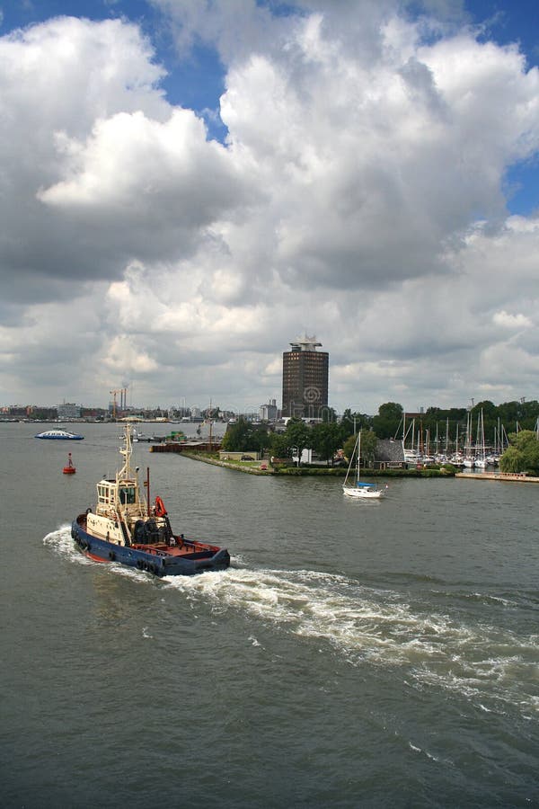 Amsterdam. Sleepboot. Haven. Stock Afbeelding - Image of machtig ...