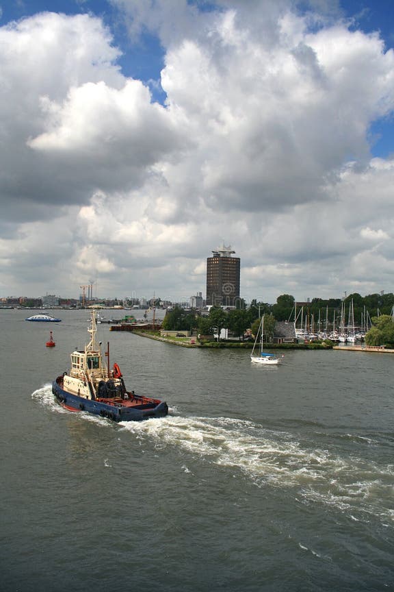 Amsterdam. Sleepboot. Haven. Stock Afbeelding - Image of machtig ...