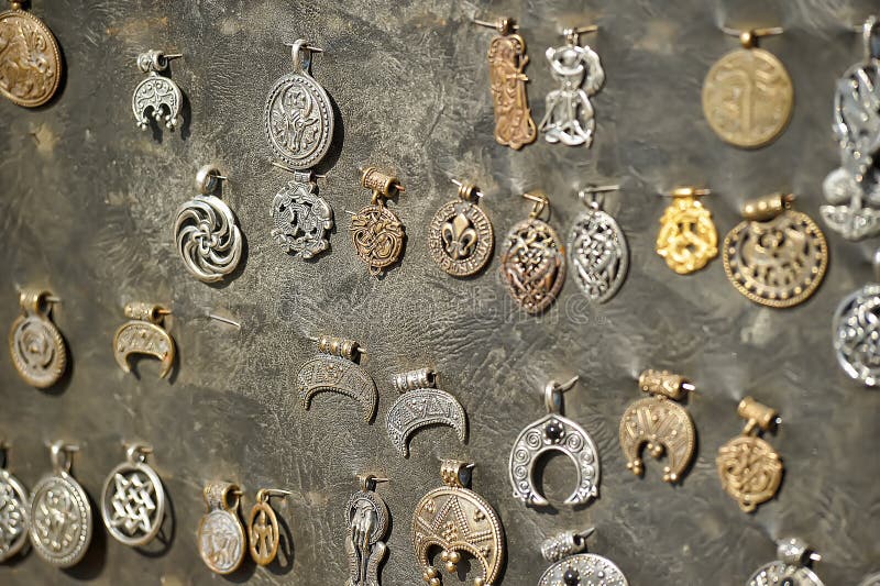 Amuleti di rame fotografia stock. Immagine di ornamento - 54204584