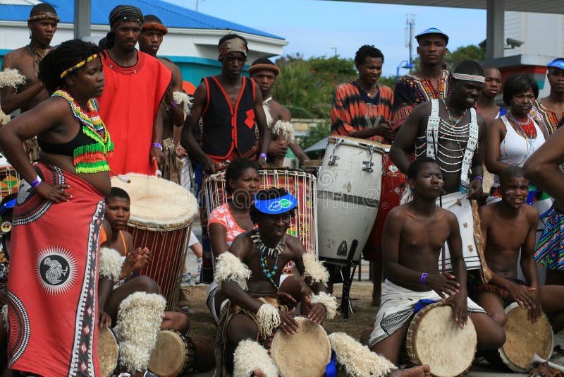 Amuseurs africains photographie éditorial. Image du danse - 4910397