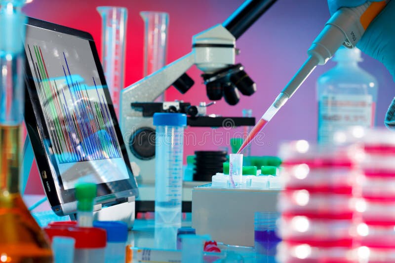 Doctores Que Se Colocan Con Los Filamentos De La DNA 3D Foto de archivo ...