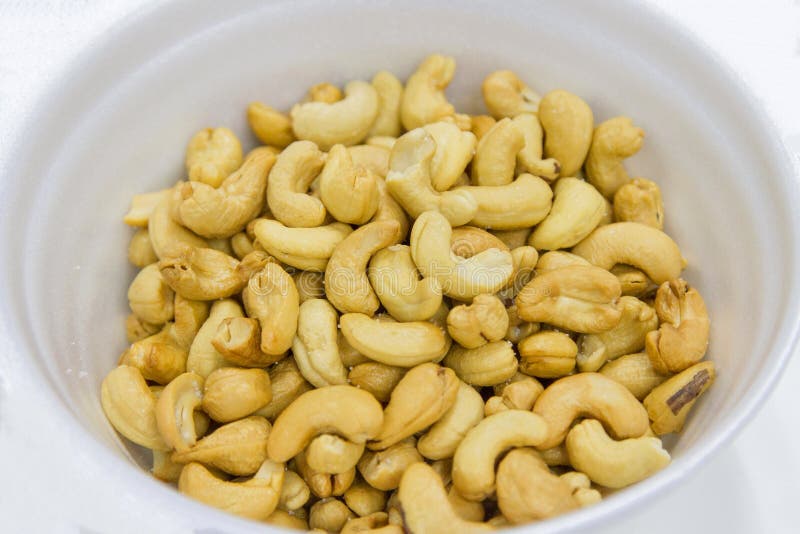 Anacardos En Un Envase Blanco Foto de archivo - Imagen de coma, tuerca ...