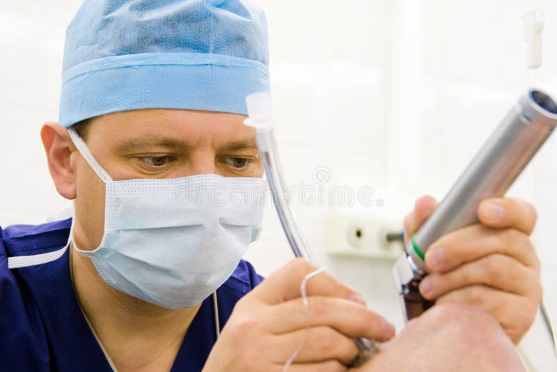Anaesthesiologist Die Intubatie Uitvoert Stock Foto - Image of ziekte ...