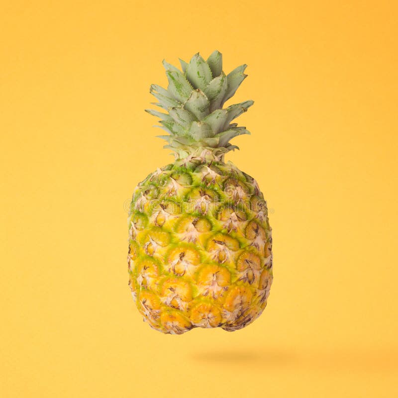 Ananas jaune image stock. Image du exotique, tropical - 18267271