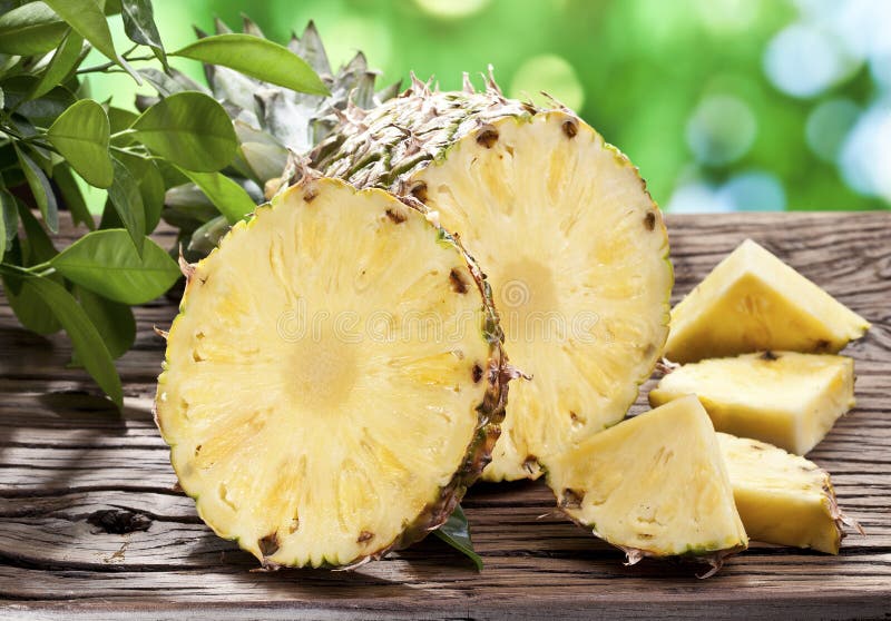 Ananas Avec Des Tranches Sur Une Table En Bois. Photo stock - Image du ...