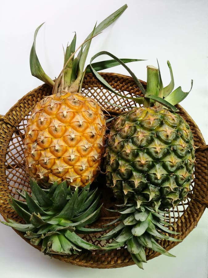 Panier avec des ananas photo stock. Image du goût, objets - 3959324