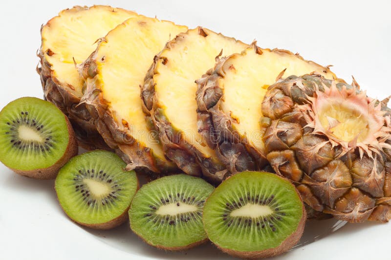 Ananas En Kiwi Op Een Plaat Stock Foto - Image of diëet, sappig: 39766500