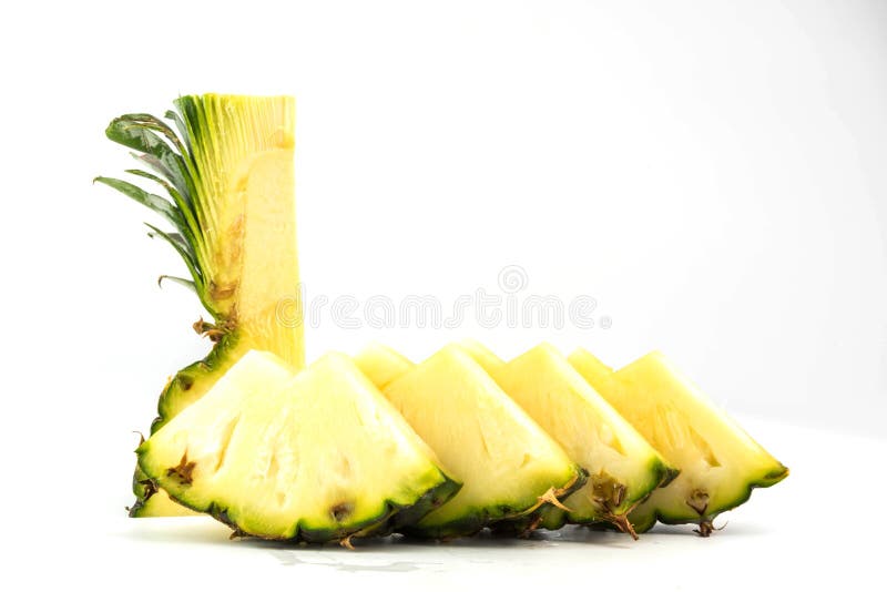 Ananas geïsoleerd op wit stock foto. Image of besnoeiing - 255246354