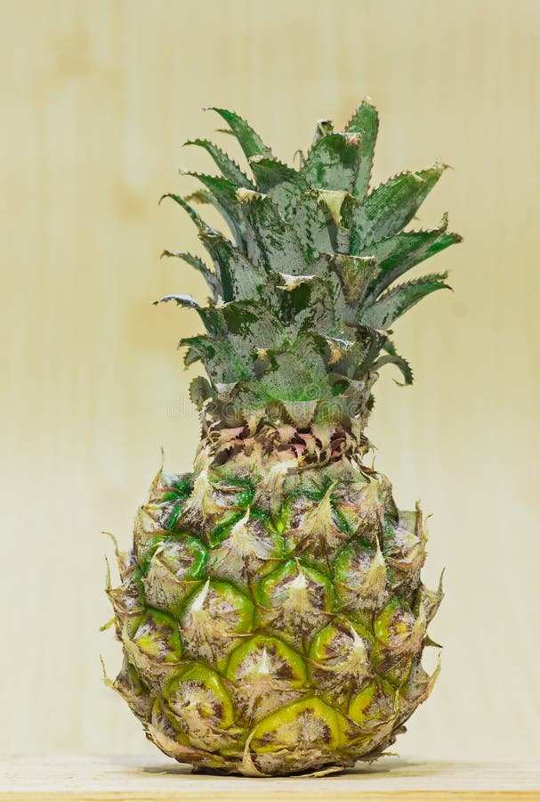 Ananas Die In De Helft Wordt Gesneden Stock Afbeelding - Afbeelding ...