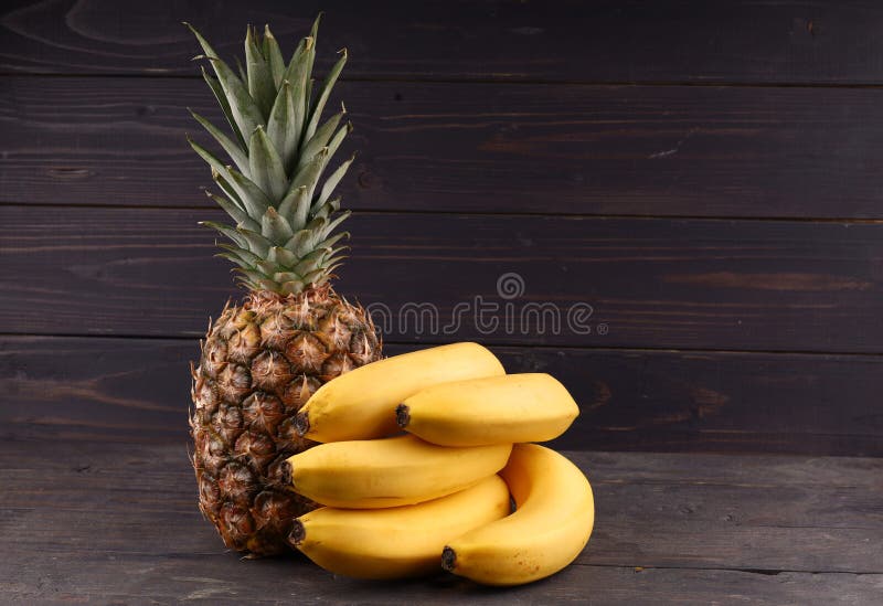 Ananas Und Bananen Auf Weiß Stockfoto - Bild von karibisch ...