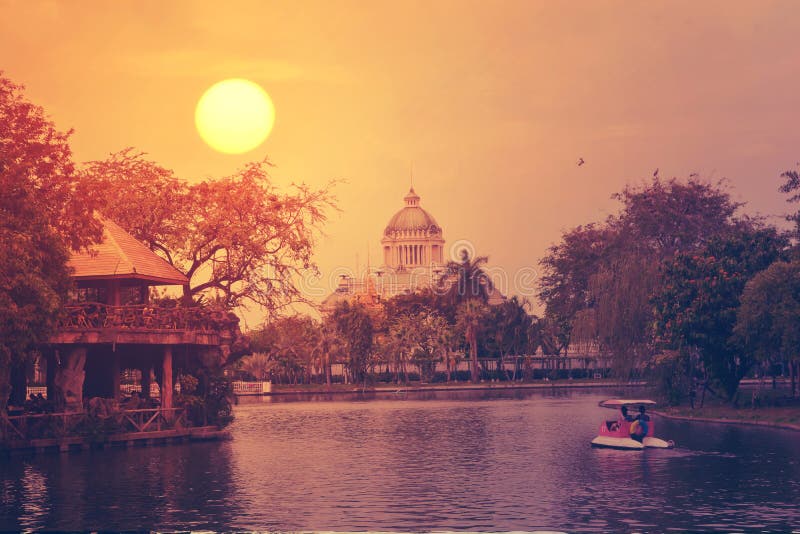 Ananda Samakhom Throne Hall View E Os Barcos De Giro Do Pedal No Lago ...