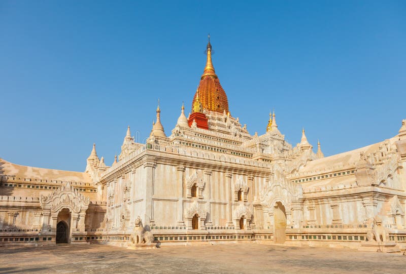Ananda Temple in Altem Bagan, Myanmar Stockfoto - Bild von richtung ...