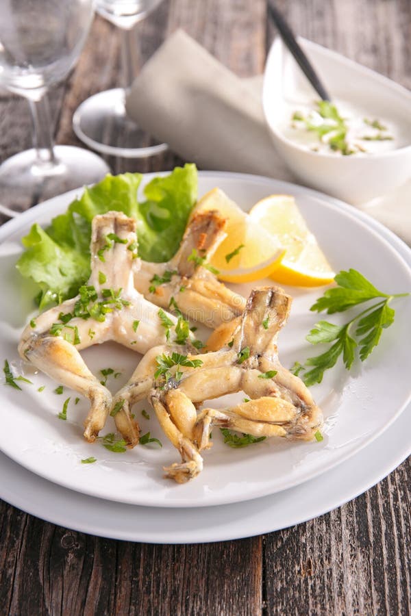 Ancas De Rana Fritas En Concepto De La Comida De La Placa Imagen de ...