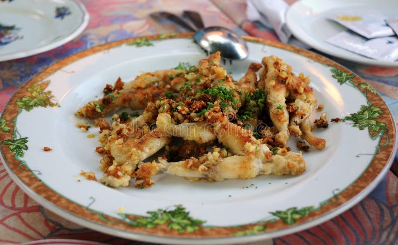 Ancas de ranas fritas imagen de archivo. Imagen de cocinado - 36962103