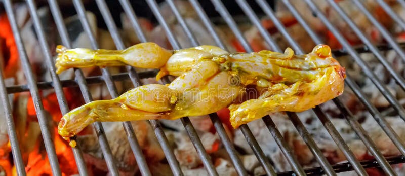 Ancas De Rana Asadas A La Parrilla Foto de archivo - Imagen de cacerola ...