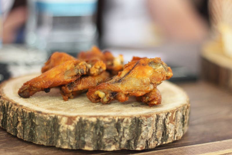 Ancas De Rana Asadas A La Parrilla Imagen de archivo - Imagen de placa ...
