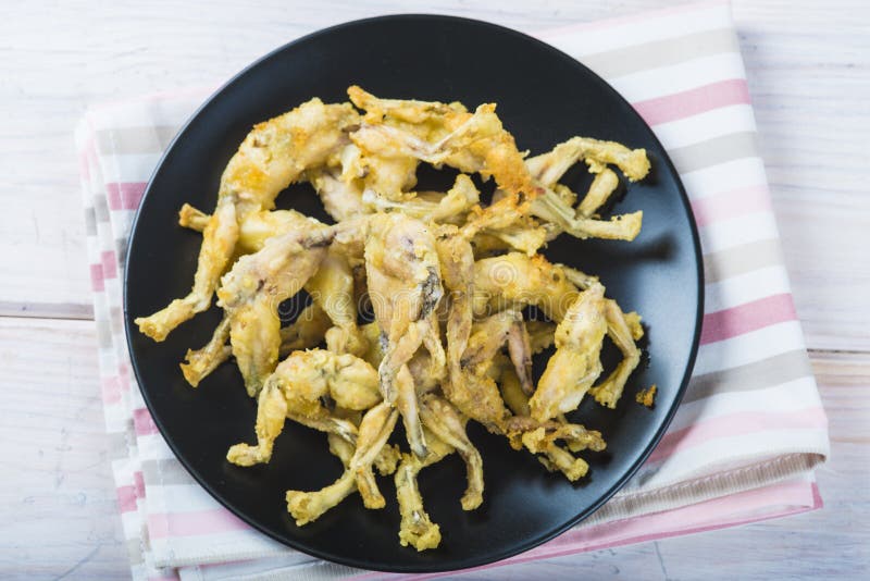 Rana frita en plato foto de archivo. Imagen de verde - 85316804