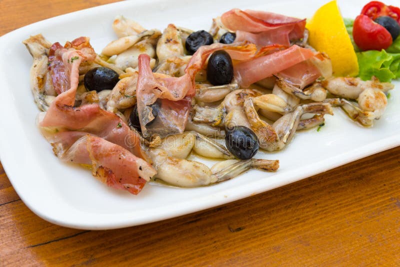 Ancas De Rana Fritas Con La Aceituna, Las Hierbas Y Las Especias Imagen ...