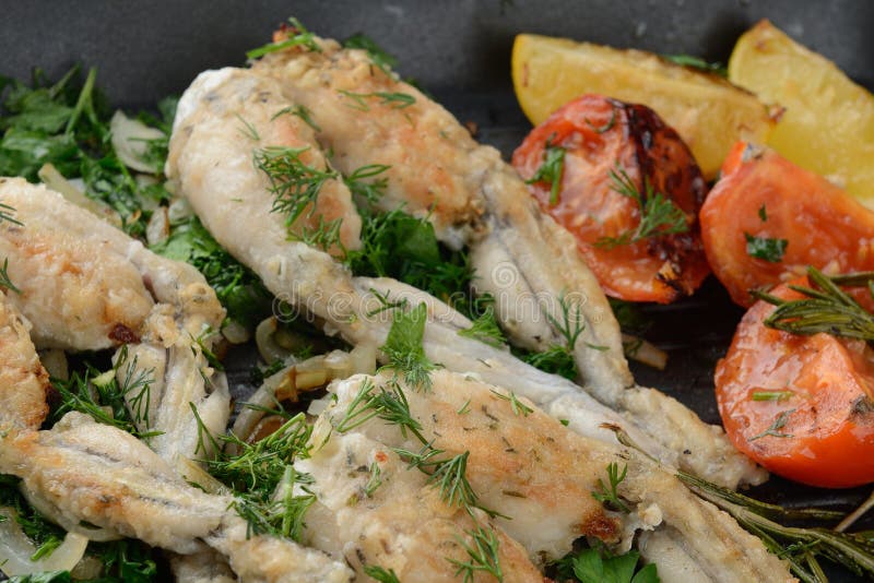 Ancas de ranas fritas imagen de archivo. Imagen de ranas - 21516045