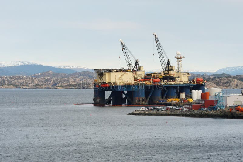 Anchored oil platform stock image. Image of extract, platform - 11511607