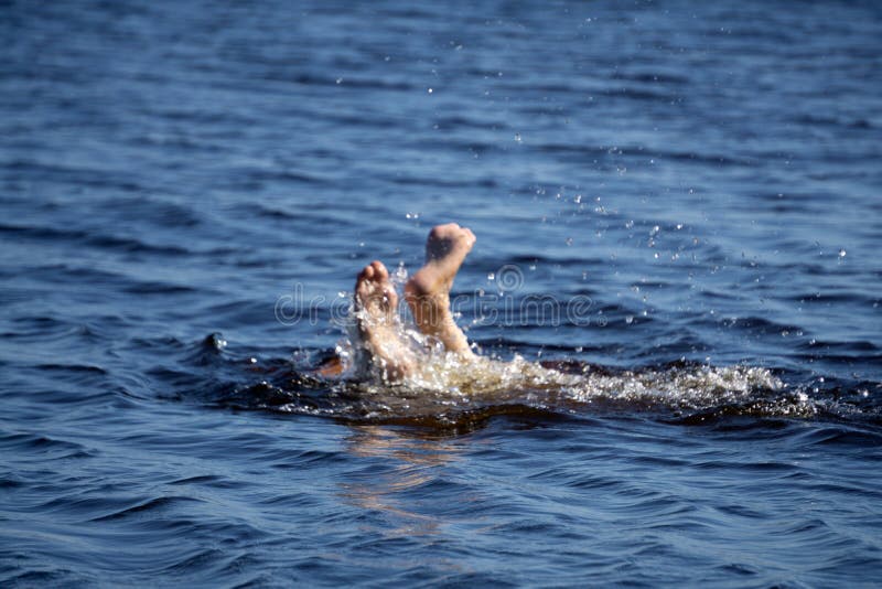 Homem que afoga-se no mar imagem de stock. Imagem de diving - 18656601
