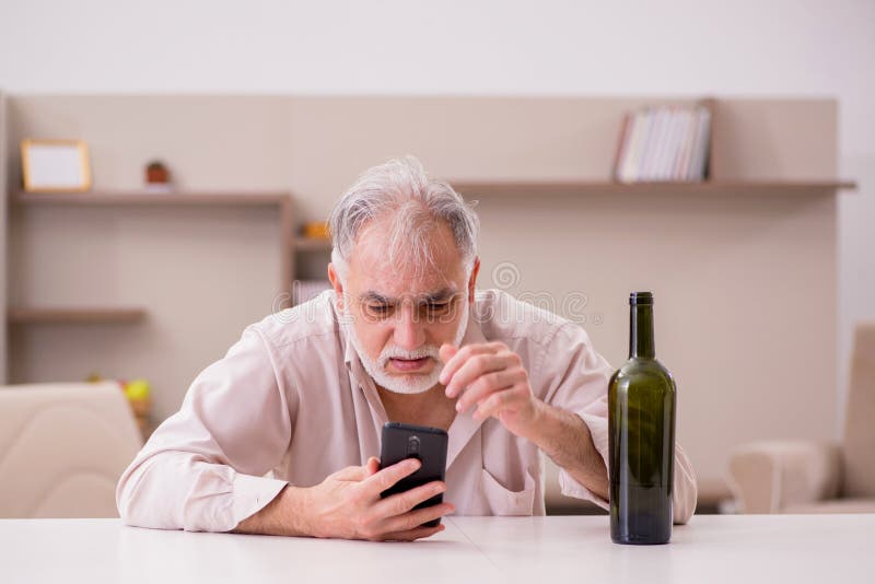 Anciano Bebiendo Alcohol En Casa Foto de archivo - Imagen de cristal ...
