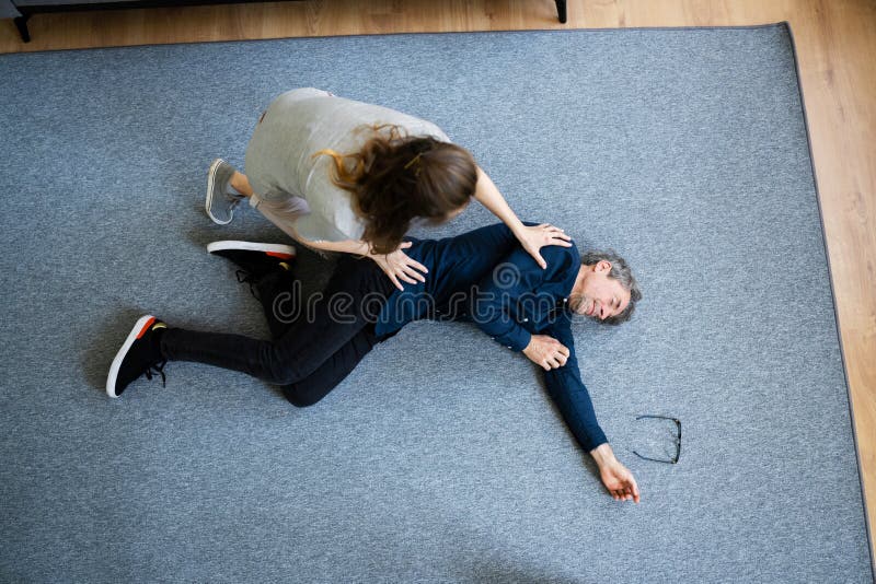 Anciano desmayado imagen de archivo. Imagen de malestar - 222246873