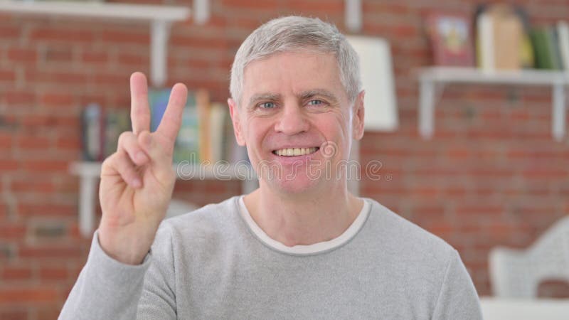 Anciano Exitoso Con Signo De Victoria Foto de archivo - Imagen de ...