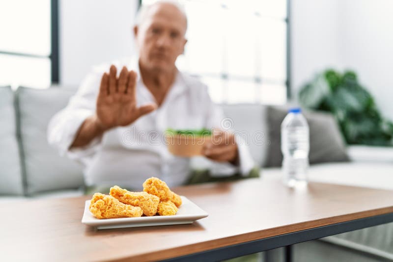 Anciano Pidiendo Comida Saludable En Casa Imagen de archivo - Imagen de ...