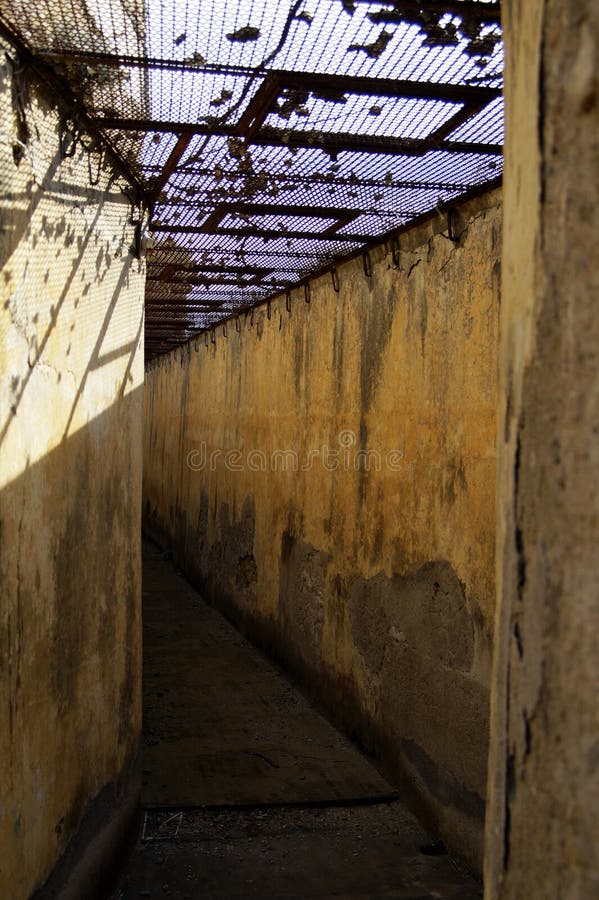 Ancienne Prison Militaire De Couloirs Image stock - Image du horizontal ...