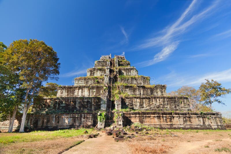 Ancient Khmer Garuda Plinth, Preah Khan Temple Stock Photo - Image of ...