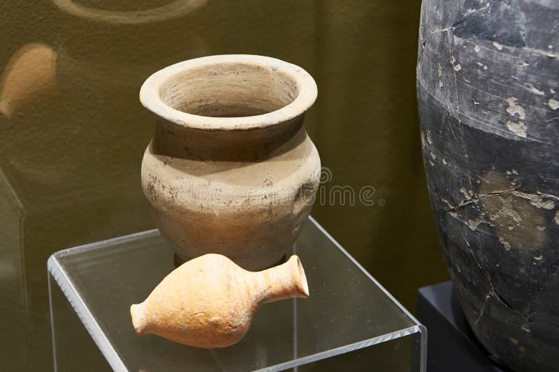 Grave with cremation rite editorial photography. Image of vase - 275601522