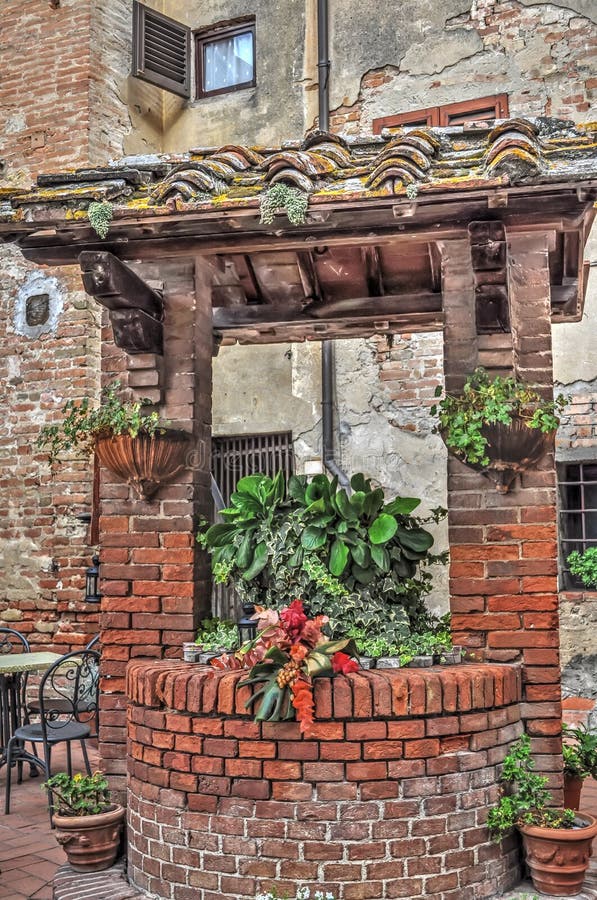 Ancient Brick Well in Certaldo Stock Image - Image of classic, building ...