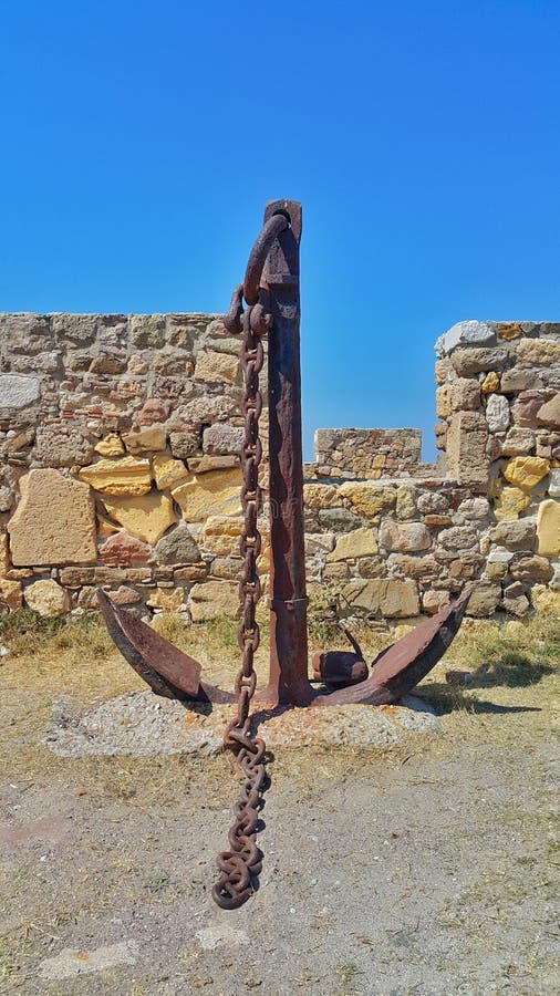 El Ancla Antigua Se Coloca En La Tierra Que Se Inclina Contra La Pared ...
