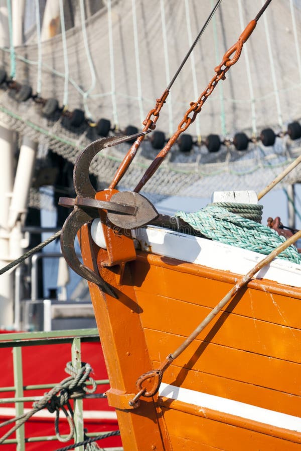 Ancla en proa de barco foto de archivo. Imagen de azul - 163984302