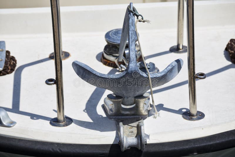 Ancla Moderna Grande En El Arco De Un Motoryacht De Lujo Imagen de ...