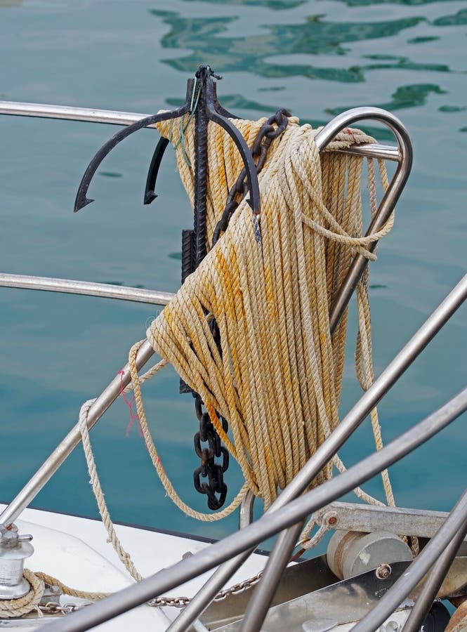 Ancla en proa de barco foto de archivo. Imagen de azul - 163984302