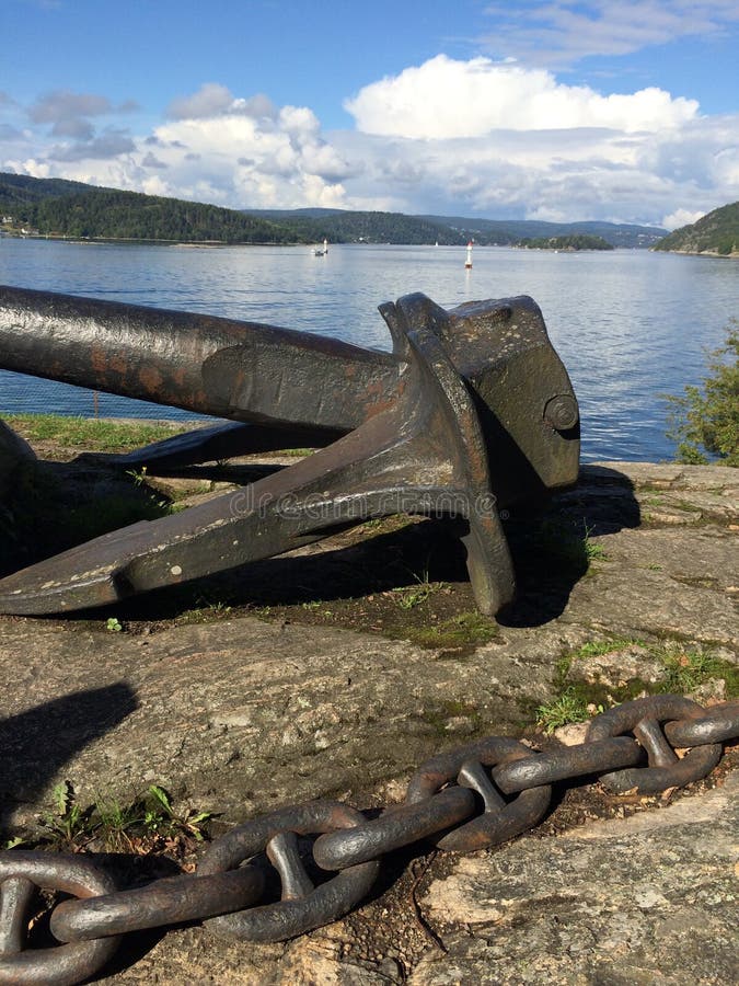 Ancla grande en el mar imagen de archivo. Imagen de foreground - 43872845