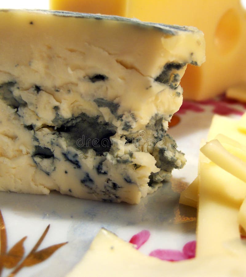 Natura Morta Con Formaggio Con Muffa Immagine Stock - Immagine di ...