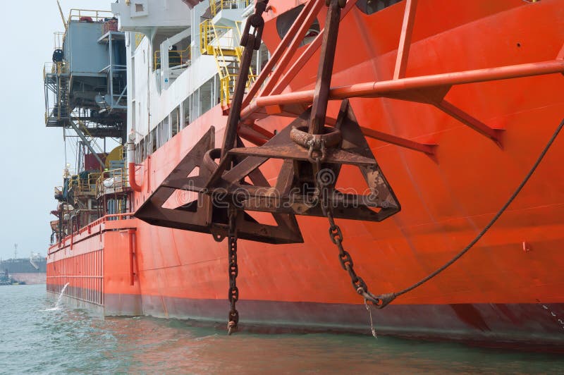 Due Ancore in Uno Scafo Del ` S Della Nave Fotografia Stock - Immagine ...