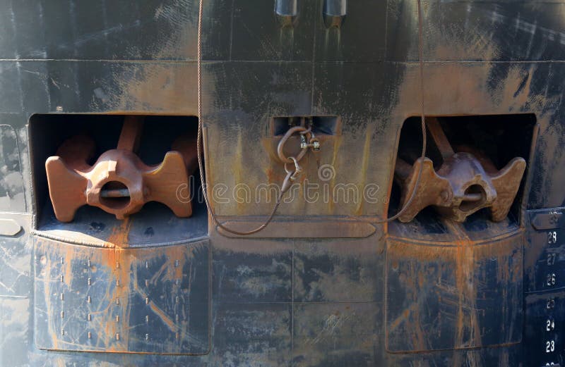 Due Ancore in Uno Scafo Del ` S Della Nave Fotografia Stock - Immagine ...