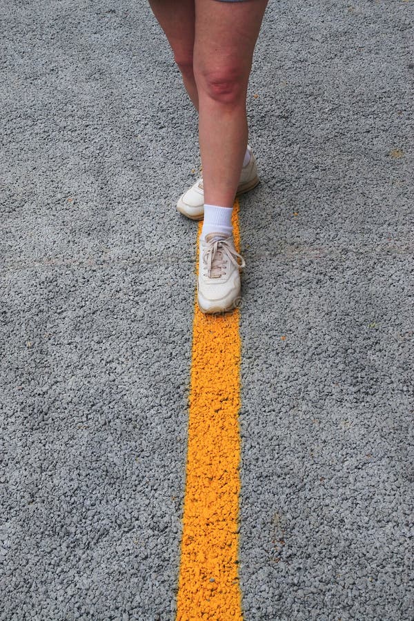 Anda a linha reta foto de stock. Imagem de teste, pavimento - 2532984