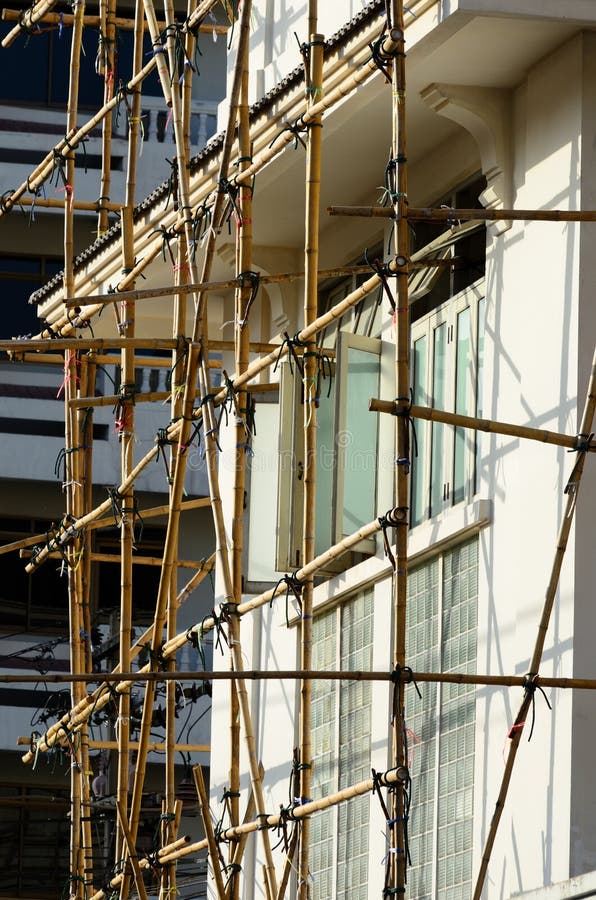 Andaime De Bambu No Canteiro De Obras Imagem de Stock - Imagem de céu ...