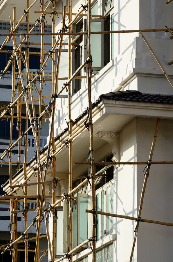 Andaime De Bambu No Canteiro De Obras Foto de Stock - Imagem de cidade ...