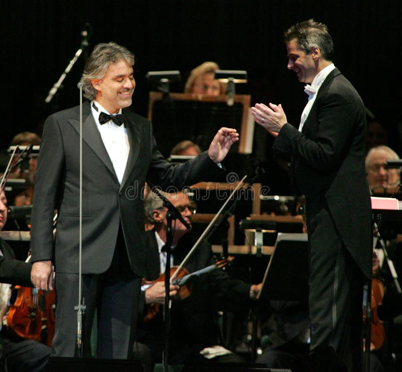 Andrea Bocelli no concerto imagem editorial. Imagem de tradicional ...