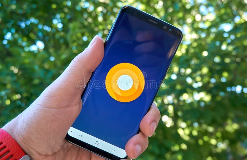 Android Oreo Logo on Samsung S8. Editorial Image - Image of display ...