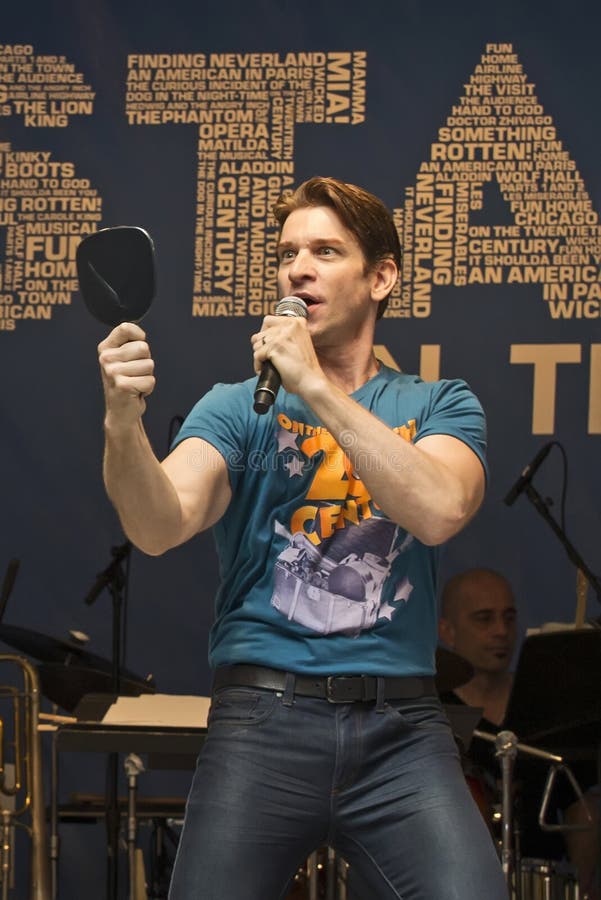 Andy Karl Performs En 2015 Estrellas En El Callejón Foto de archivo ...
