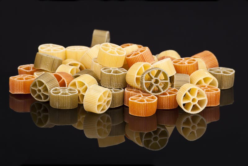 Anelli della pasta fotografia stock. Immagine di colore - 16642912